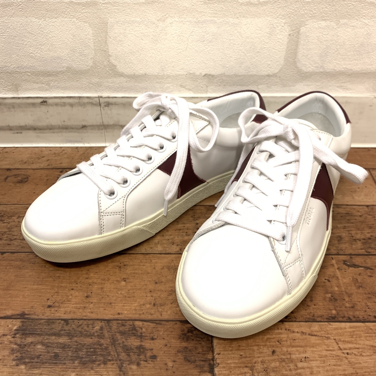 銀座本店で、セリーヌの品番がTR01Lのホワイト×パープルのトリオンフのサイドラインデザインのレザー素材を使用したスニーカーを買取ました ...